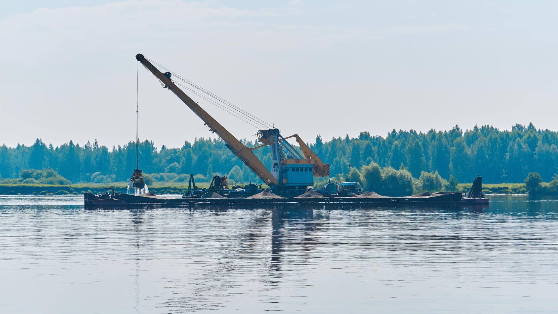 Hydraulic Dredging vs. Mechanical Dredging