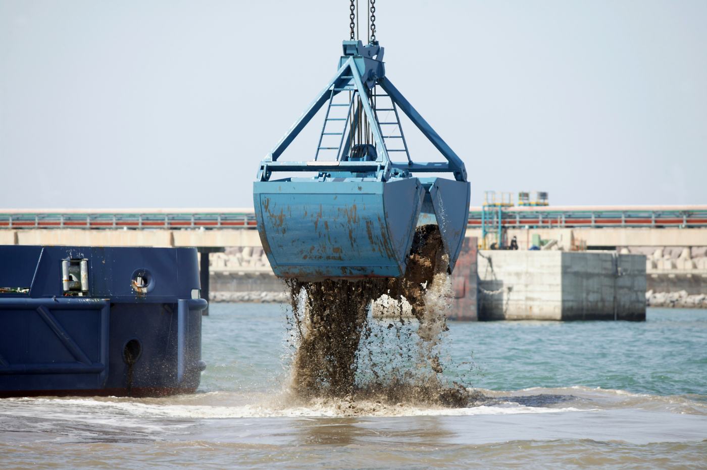 Key Benefits of Using Advanced Equipment to Dredge a Harbor